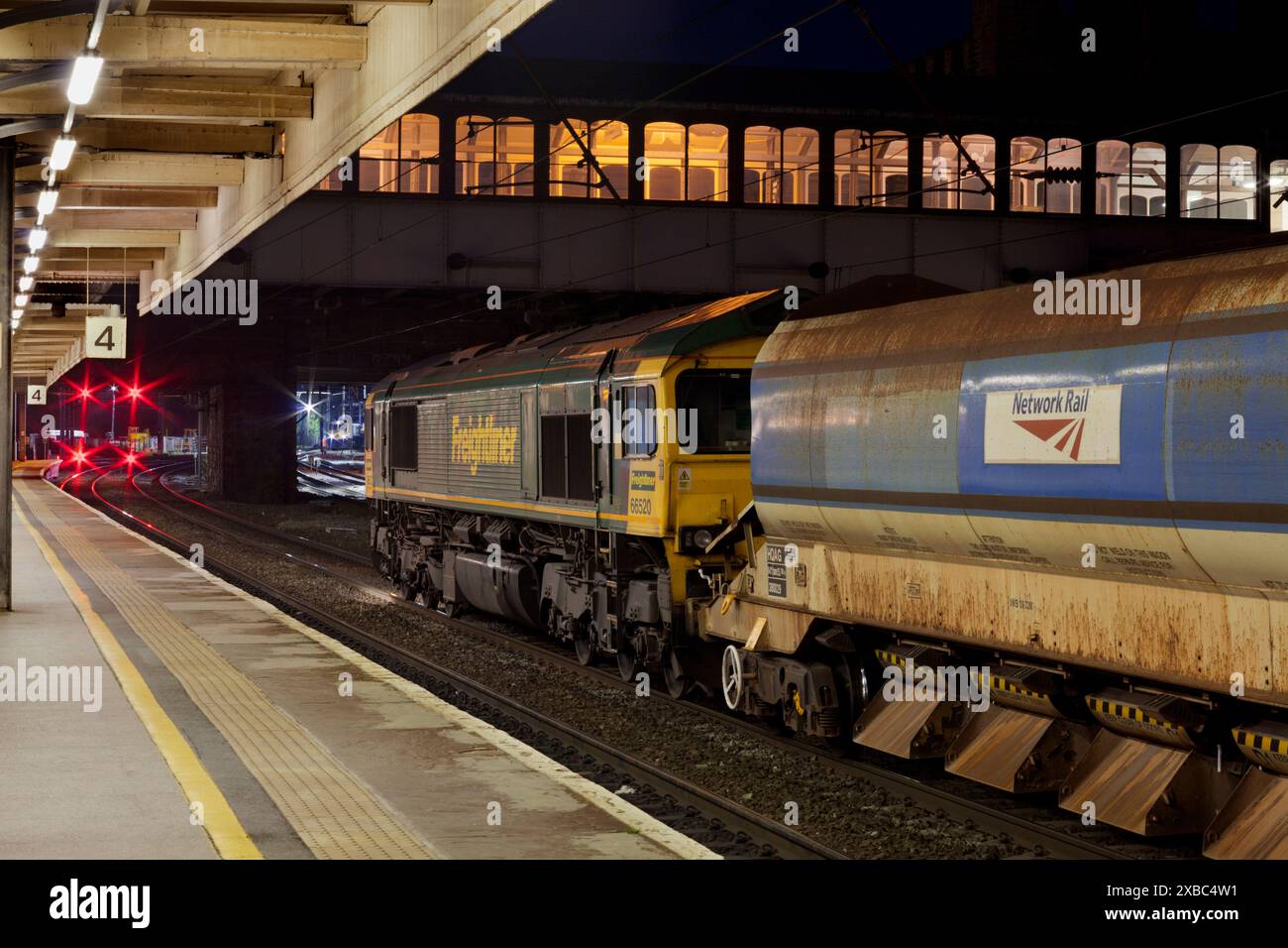 La locomotive diesel Freightliner classe 66 66520 se trouvait à la gare ...