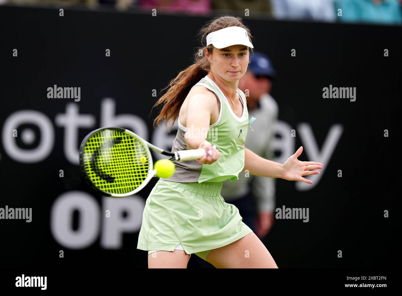 Daria Snigur en action contre Emma Raducanu le quatrième jour du ...