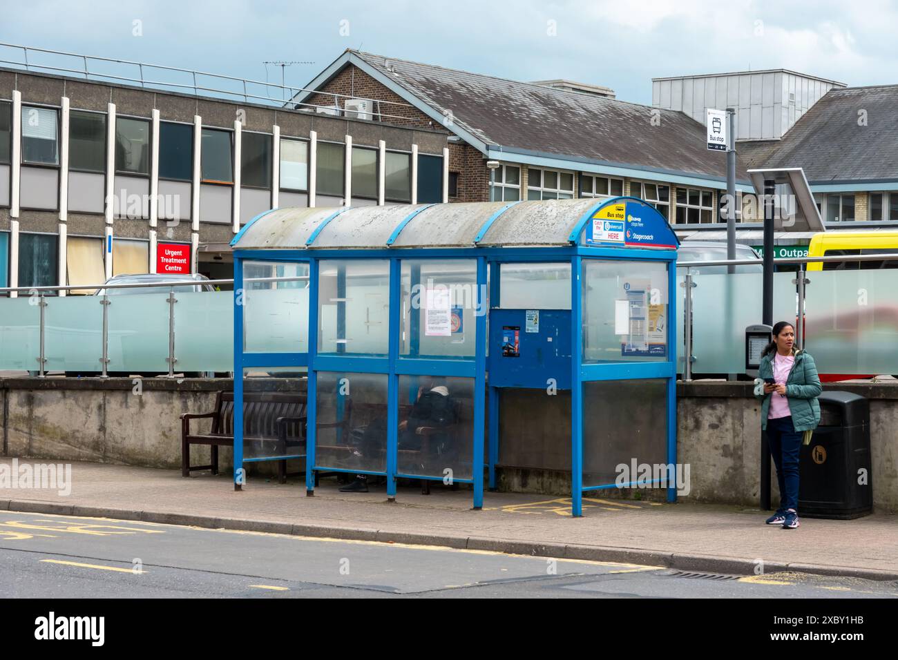 Personne à un arrêt de bus Banque de photographies et d’images à haute ...