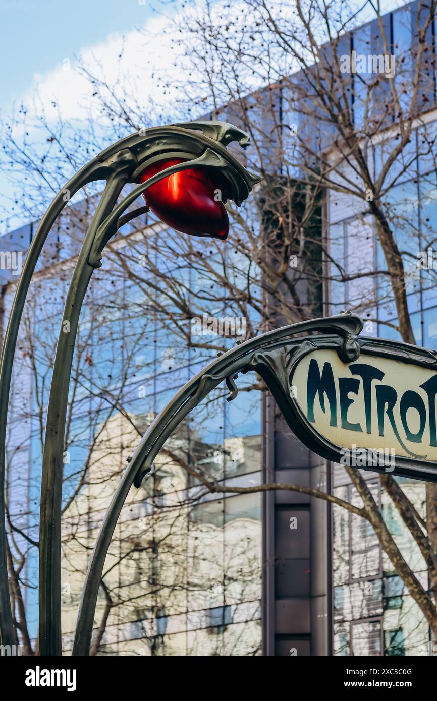 Paris, France - 14 mars 2024 : panneau à l'entrée du métro parisien, le ...