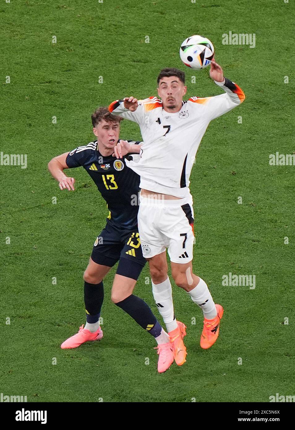 L'écossais Jack Hendry (à gauche) et l'allemand Kai Havertz se battent ...