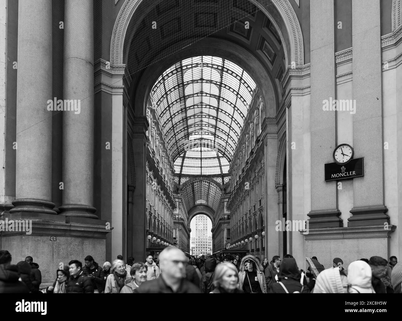 Touristes faisant du shopping en italie Banque d'images noir et blanc ...