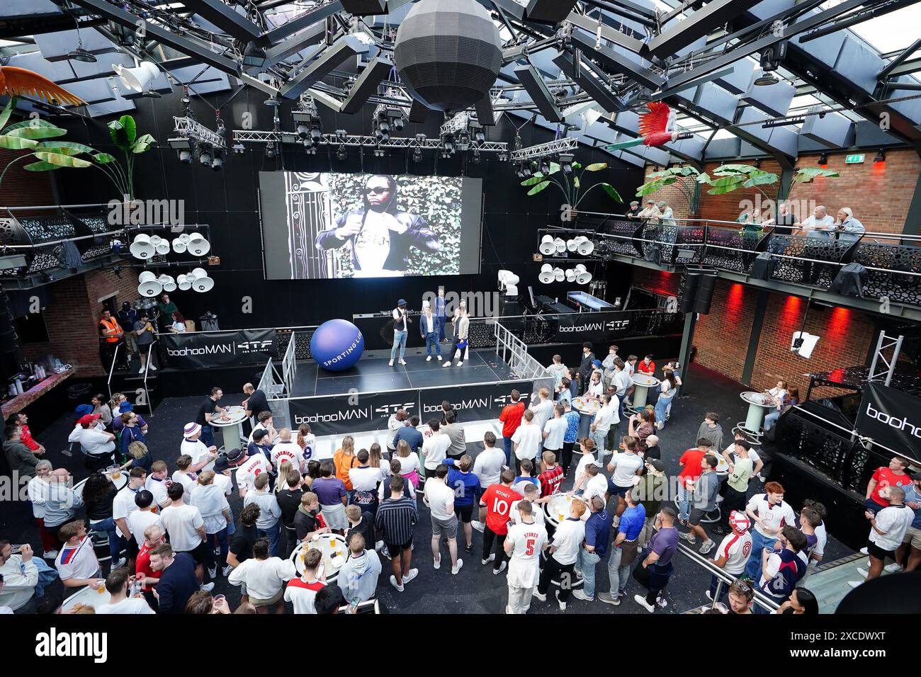 Les fans du 4theFans Greenwich Fan Park à Londres regardent le match ...