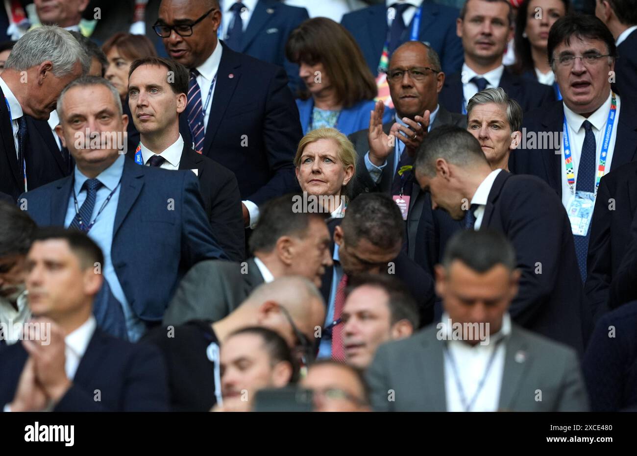 Debbie Hewitt, présidente de la FA, dans les tribunes lors du match du ...