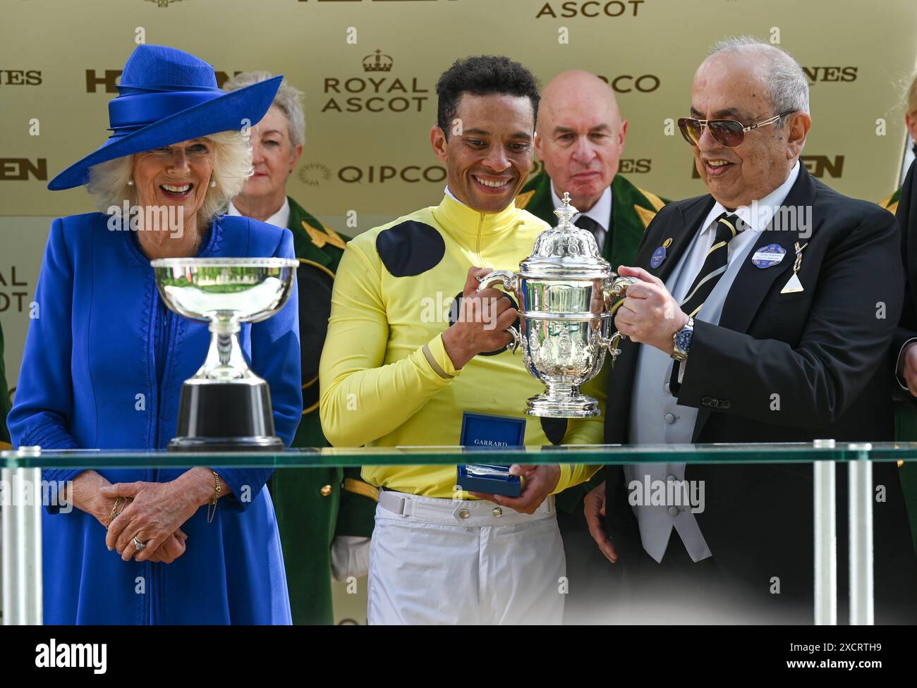 Ascot, Royaume-Uni. 18 juin 2024. SAR la Reine remet le Trophée à Sean ...