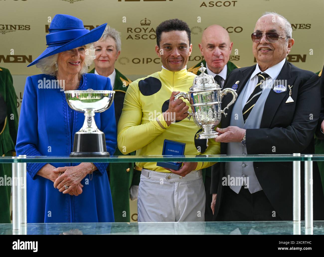Ascot, Royaume-Uni. 18 juin 2024. SAR la Reine remet le Trophée à Sean ...