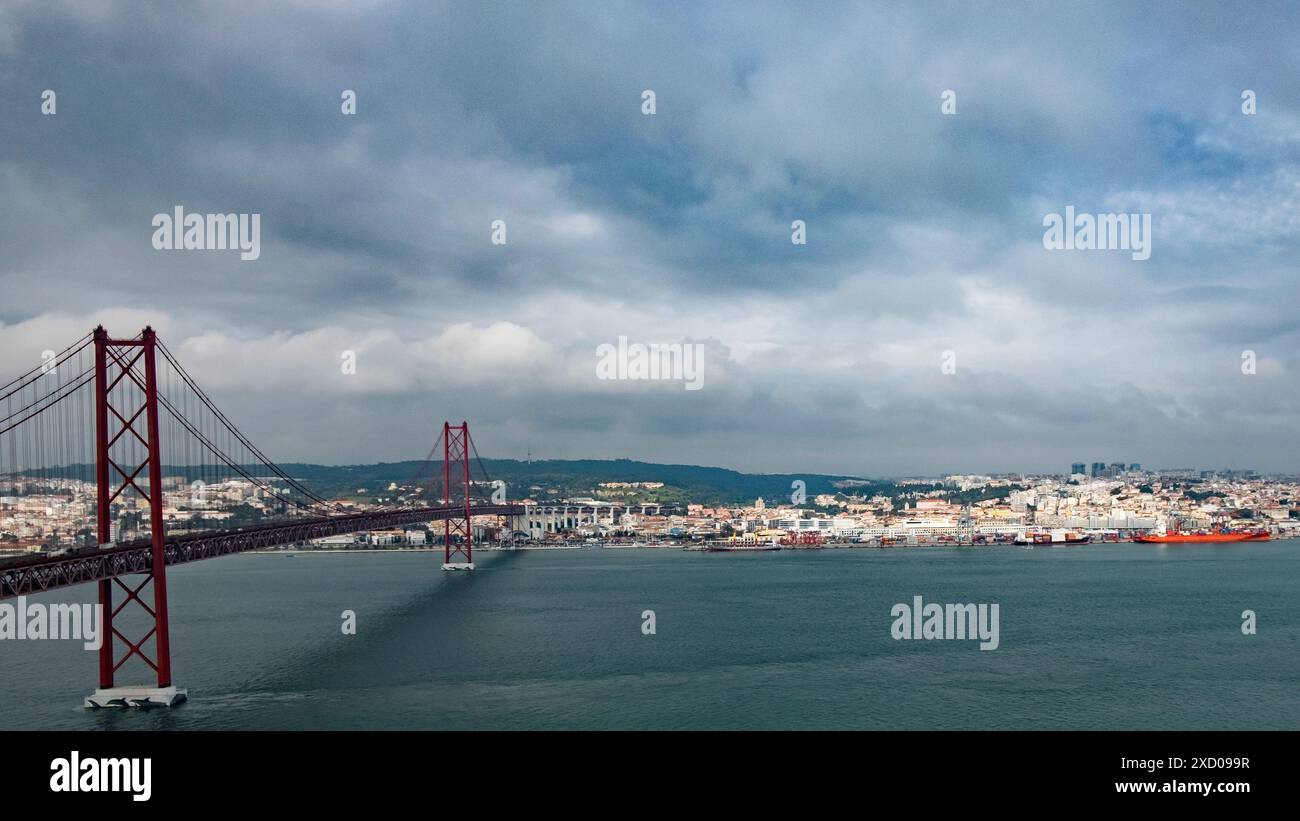 Vue panoramique sur le pont 25 de Abril et les gratte-ciel de Lisbonne ...