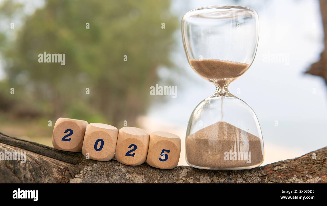 Un sablier avec un cube de dés et un texte 2025 comme symbolique que l ...