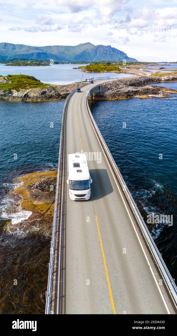 Un camping-car longe la pittoresque Atlantic Ocean Road en Norvège, un ...