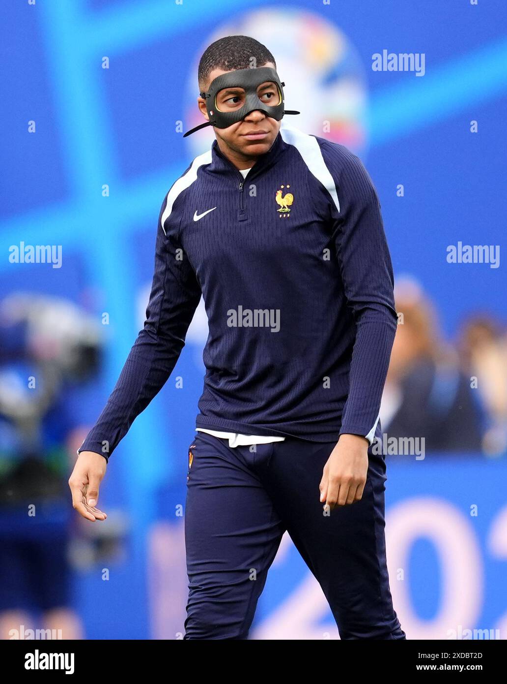 Le Français Kylian Mbappe avec un masque de protection sur son visage ...