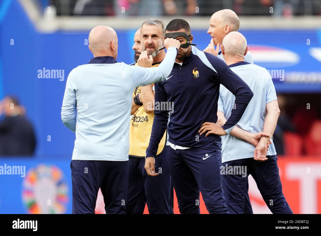 Le Français Kylian Mbappe (au centre) avec un masque de protection sur ...