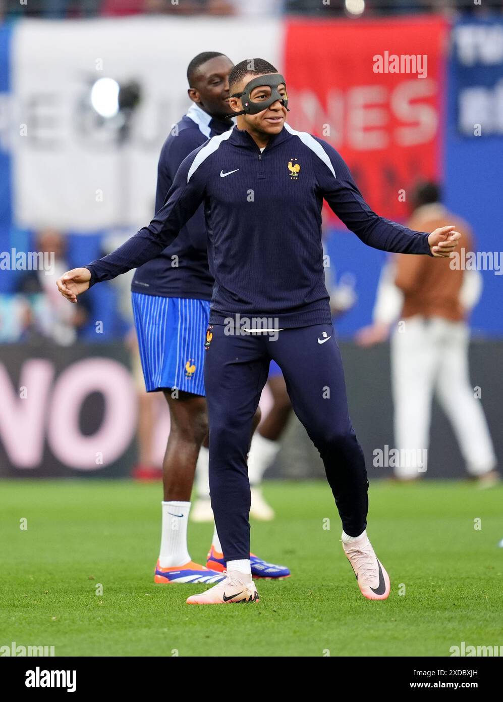 Le Français Kylian Mbappe avec un masque de protection sur son visage ...