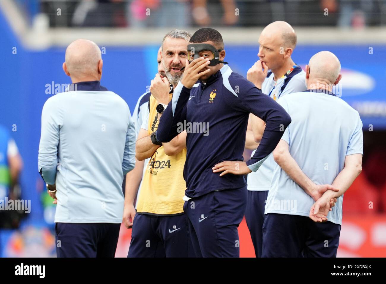 Le Français Kylian Mbappe (au centre) avec un masque de protection sur ...