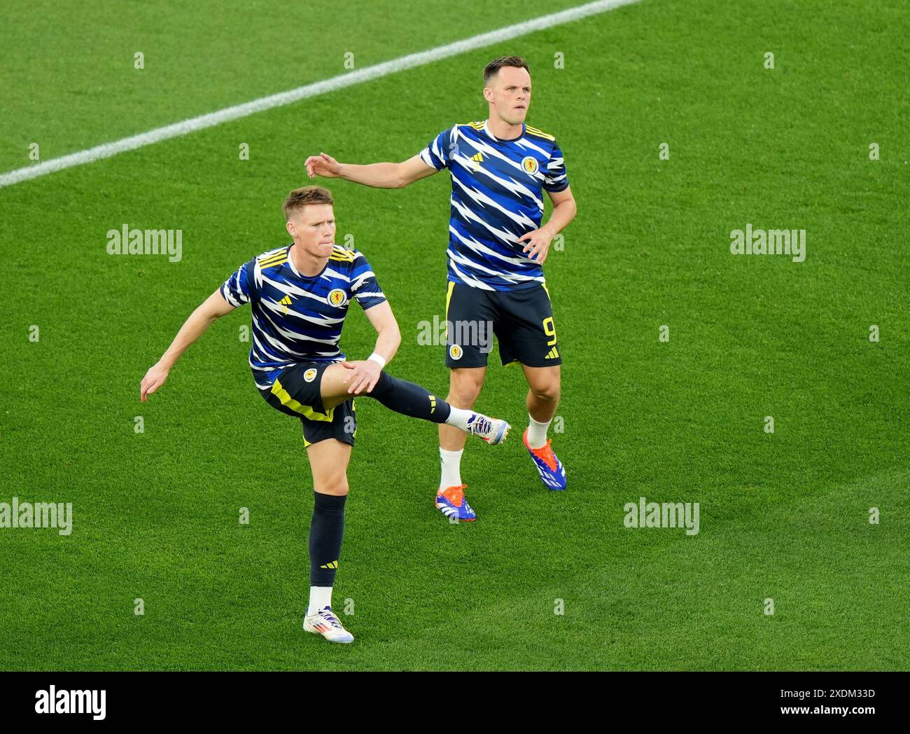 L'écossais Scott McTominay (à gauche) et Lawrence Shankland lors de l ...
