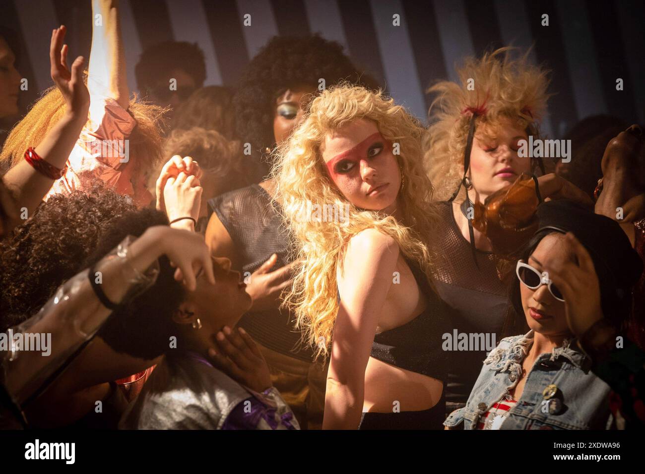 Maxxine, Mia Goth (au centre), 2024. ph : Justin Lubin /© A24 ...