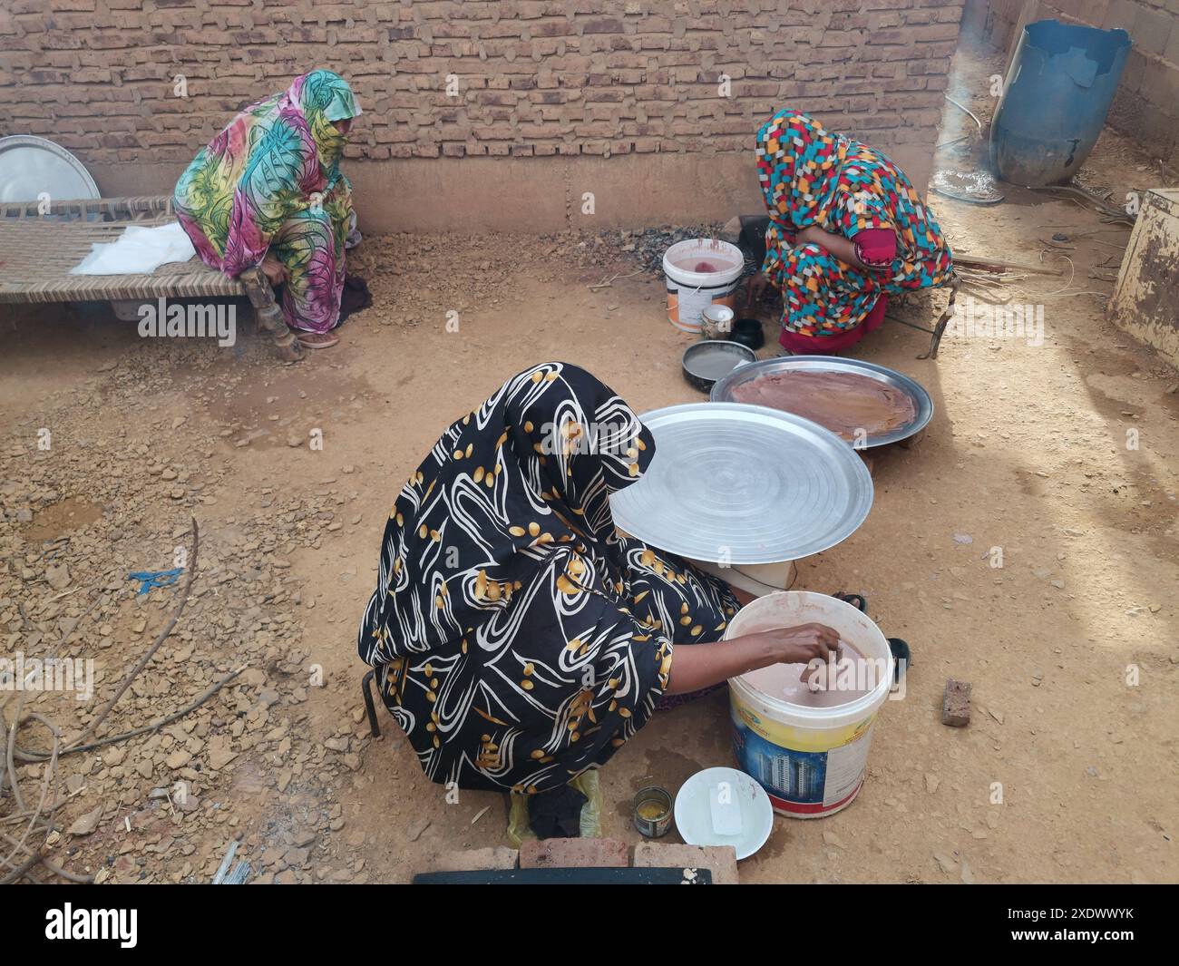 Sudanese women cooking kisra Banque de photographies et d’images à ...