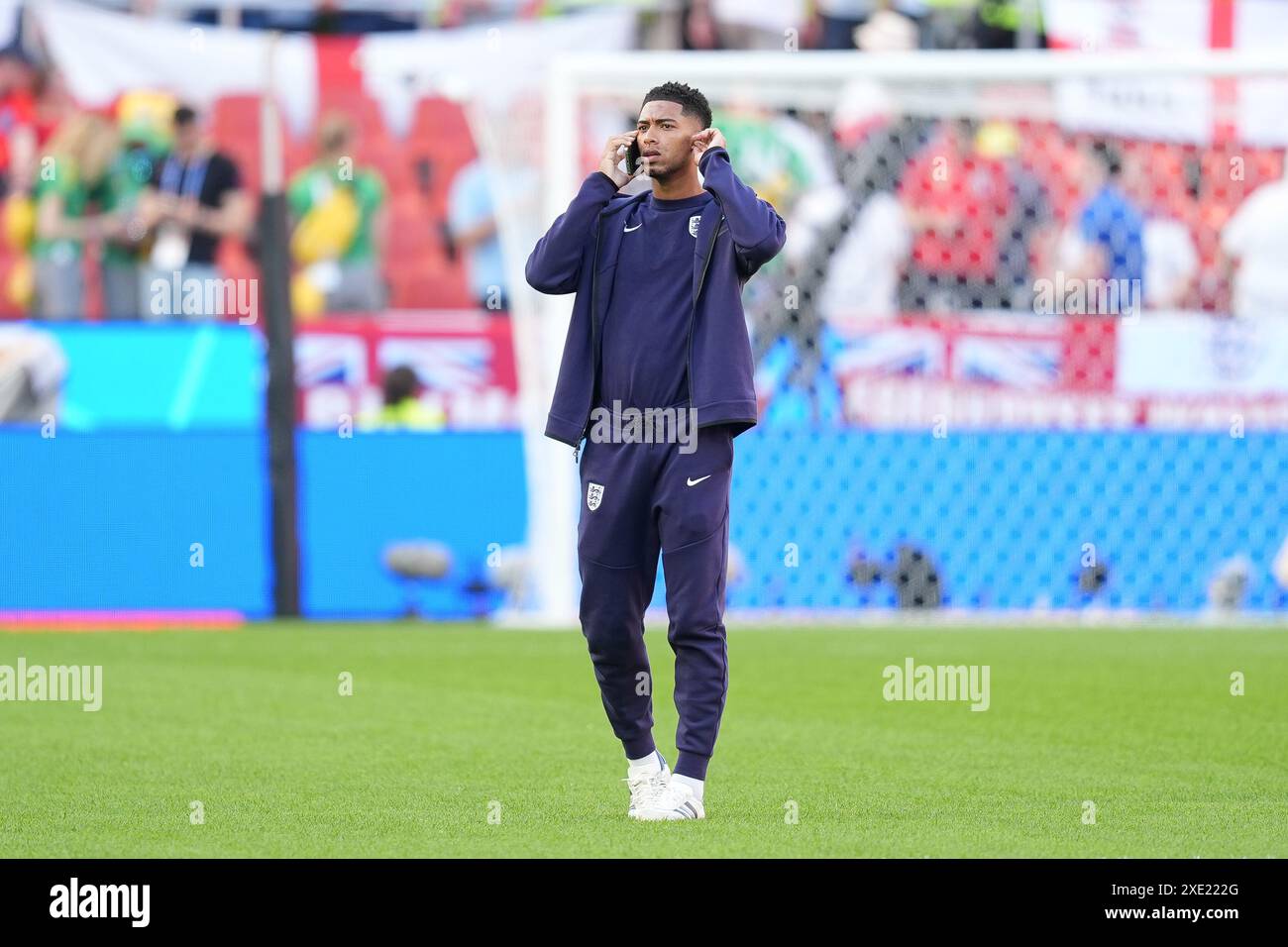 L'Anglais Jude Bellingham inspecte le terrain avant le match du Groupe ...