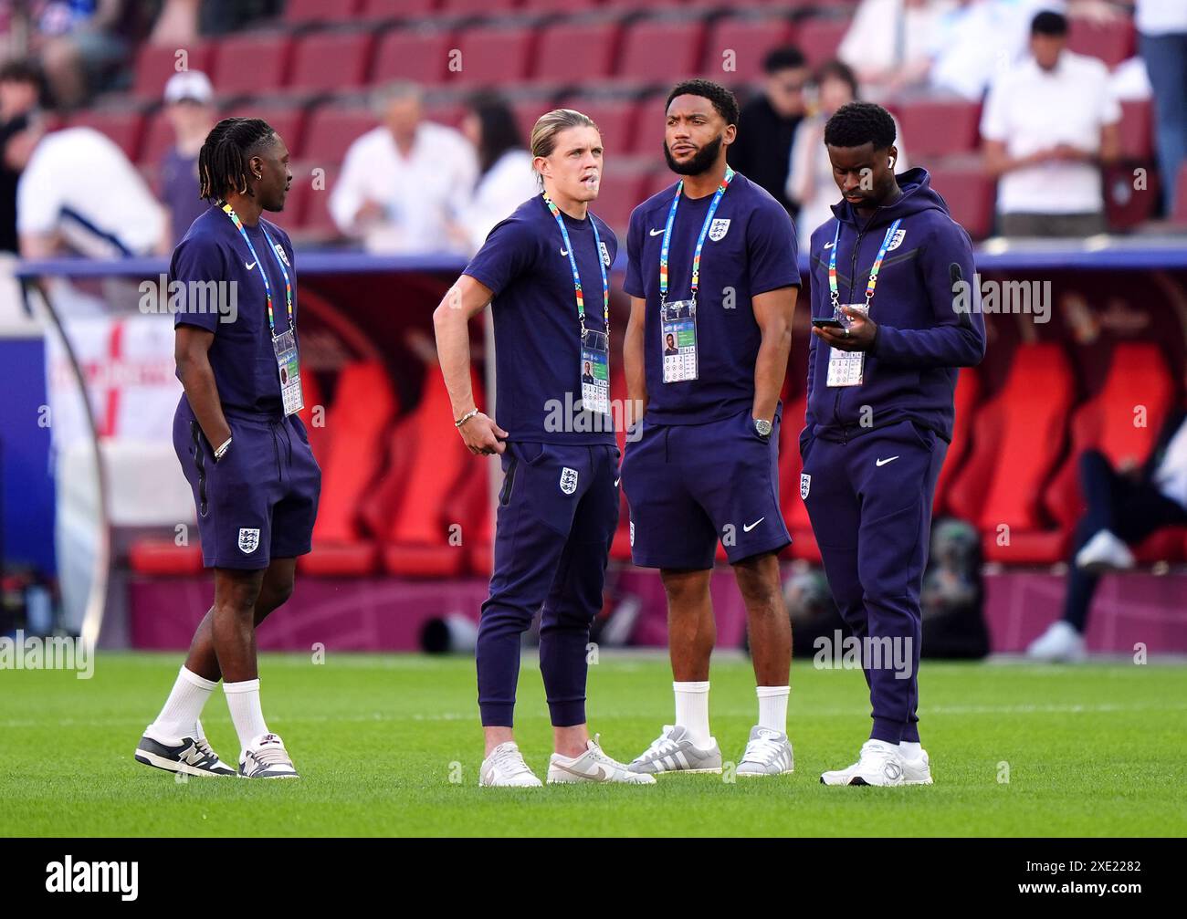 L'Anglais Conor Gallagher et ses coéquipiers inspectent le terrain ...