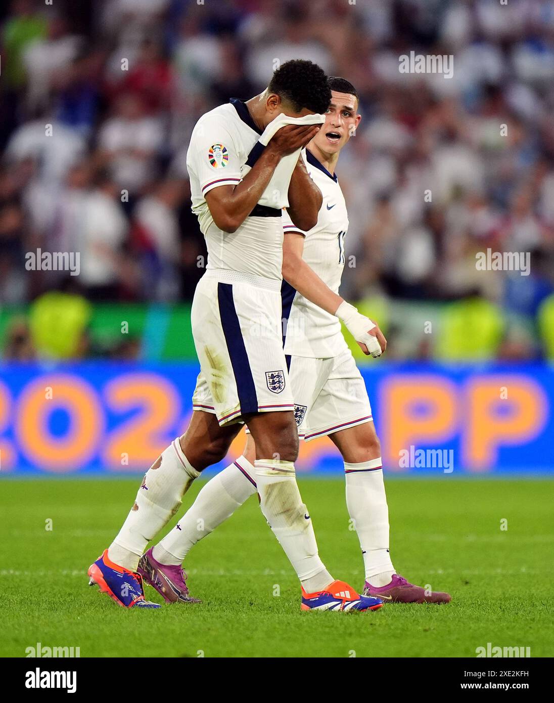 Les Anglais Jude Bellingham et Phil Foden (à droite) partent à la mi ...