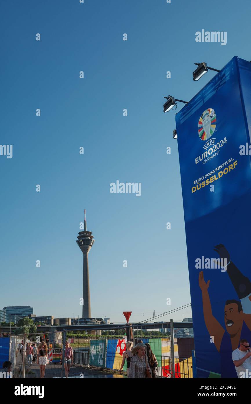 Düsseldorf, Allemagne - 25 JUIN 2024 : le logo et l'enseigne de l'UEFA ...