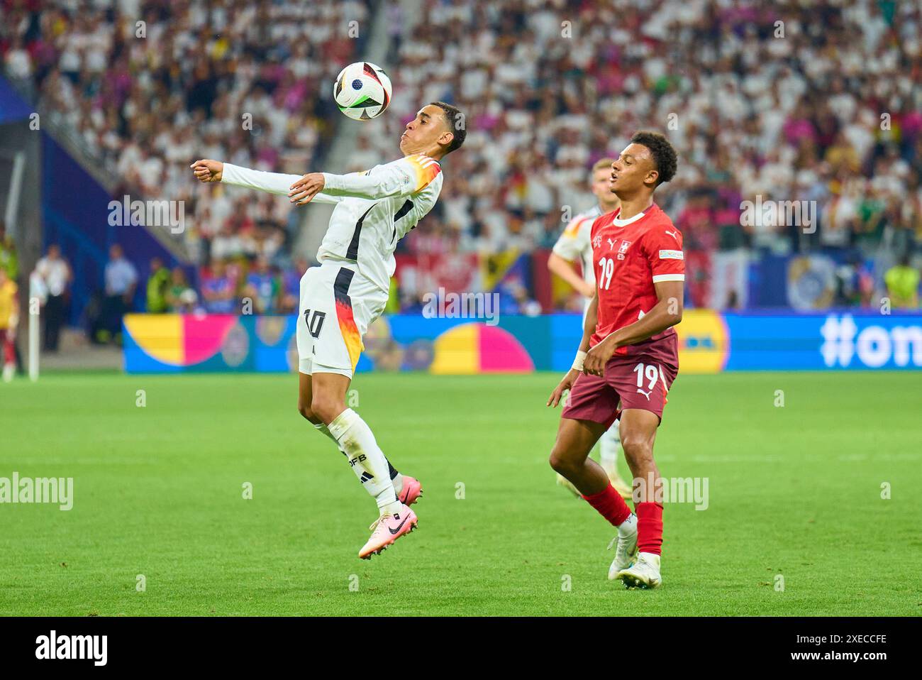 Jamal Musiala, DFB 10 Competition for the ball, Tackling, duel, header ...