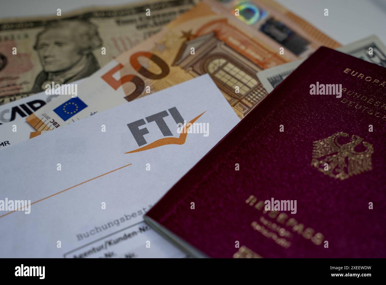 Themenbild - Rechnung mit logo von FTI mit Reisepass, 27.06.2024 Themenbild - Rechnung mit logo ...