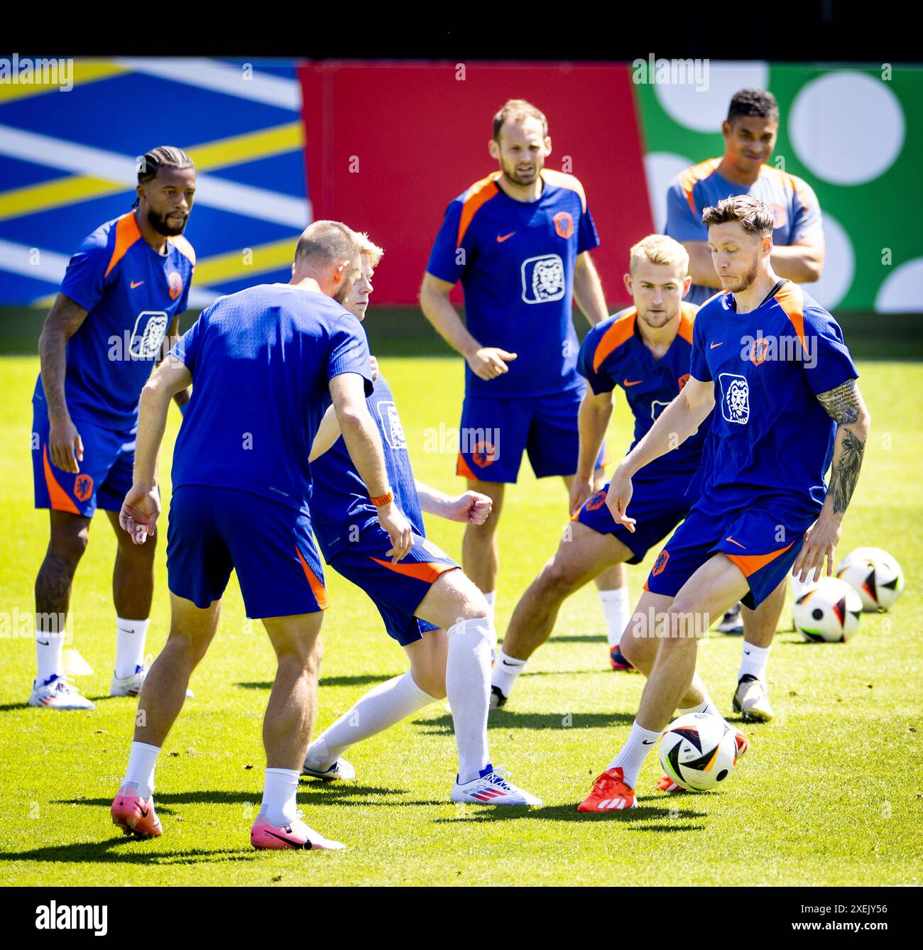 WOLFSBURG - Georginio Wijnaldum, Stefan de Vrij, Jerdy Schouten, Daley Blind, Matthijs de Ligt ...