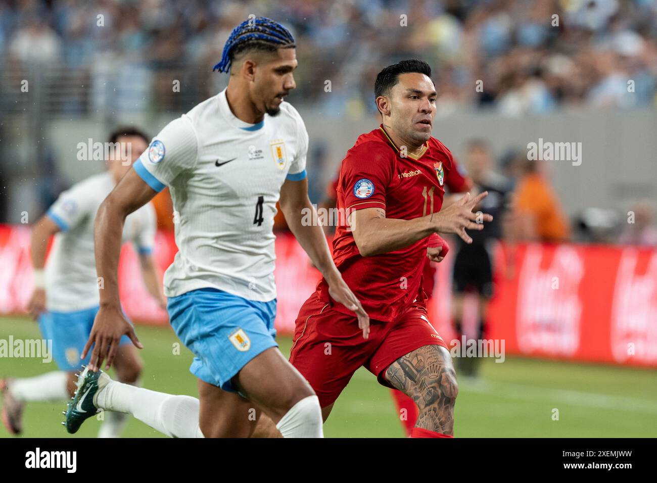Ronald Araujo d'Uruguay (4) et Carmelo Algaranaz (11) de Bolivie ...