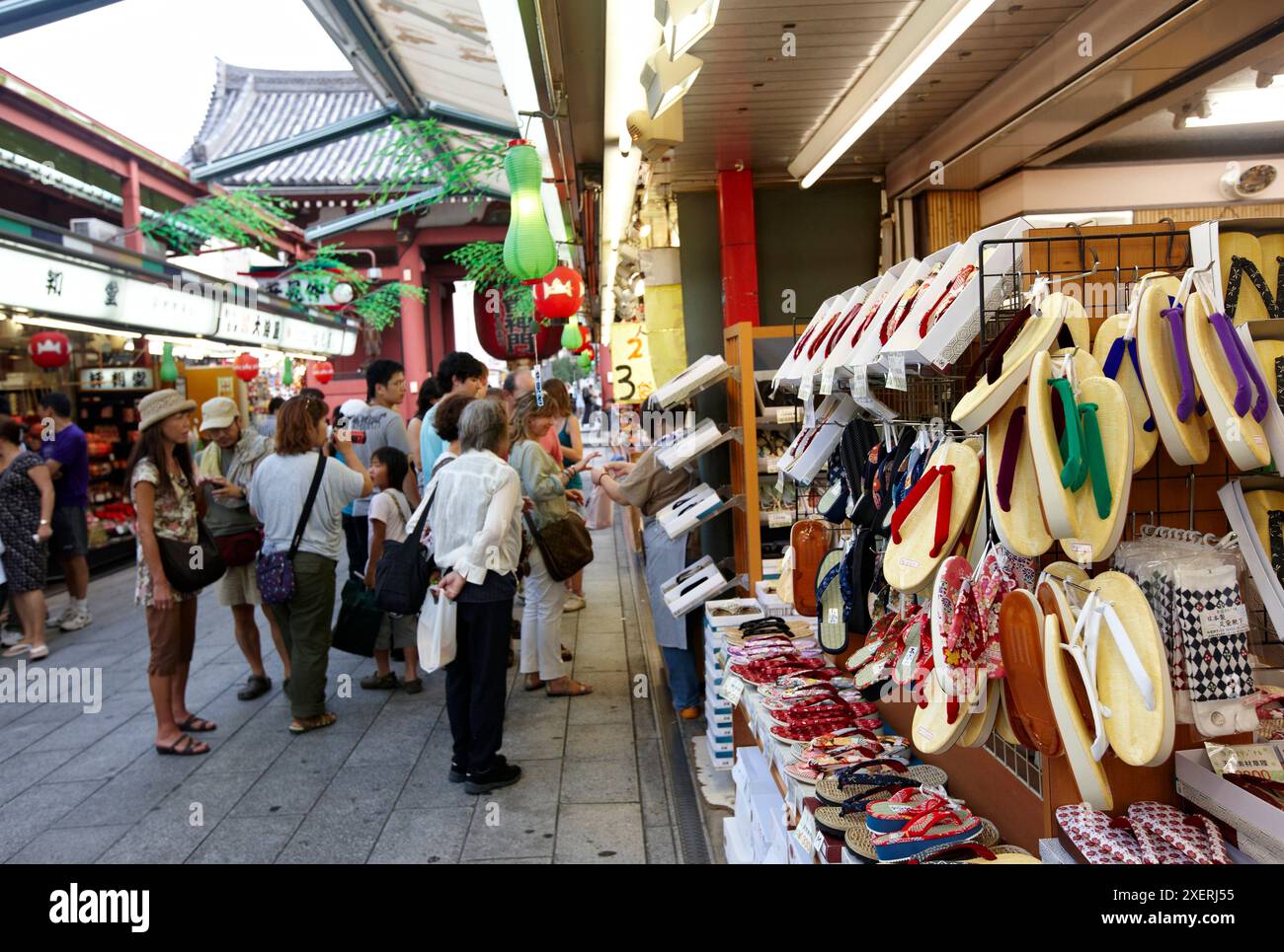Souvenirs nakamise shopping street asakusa Banque de photographies et d ...