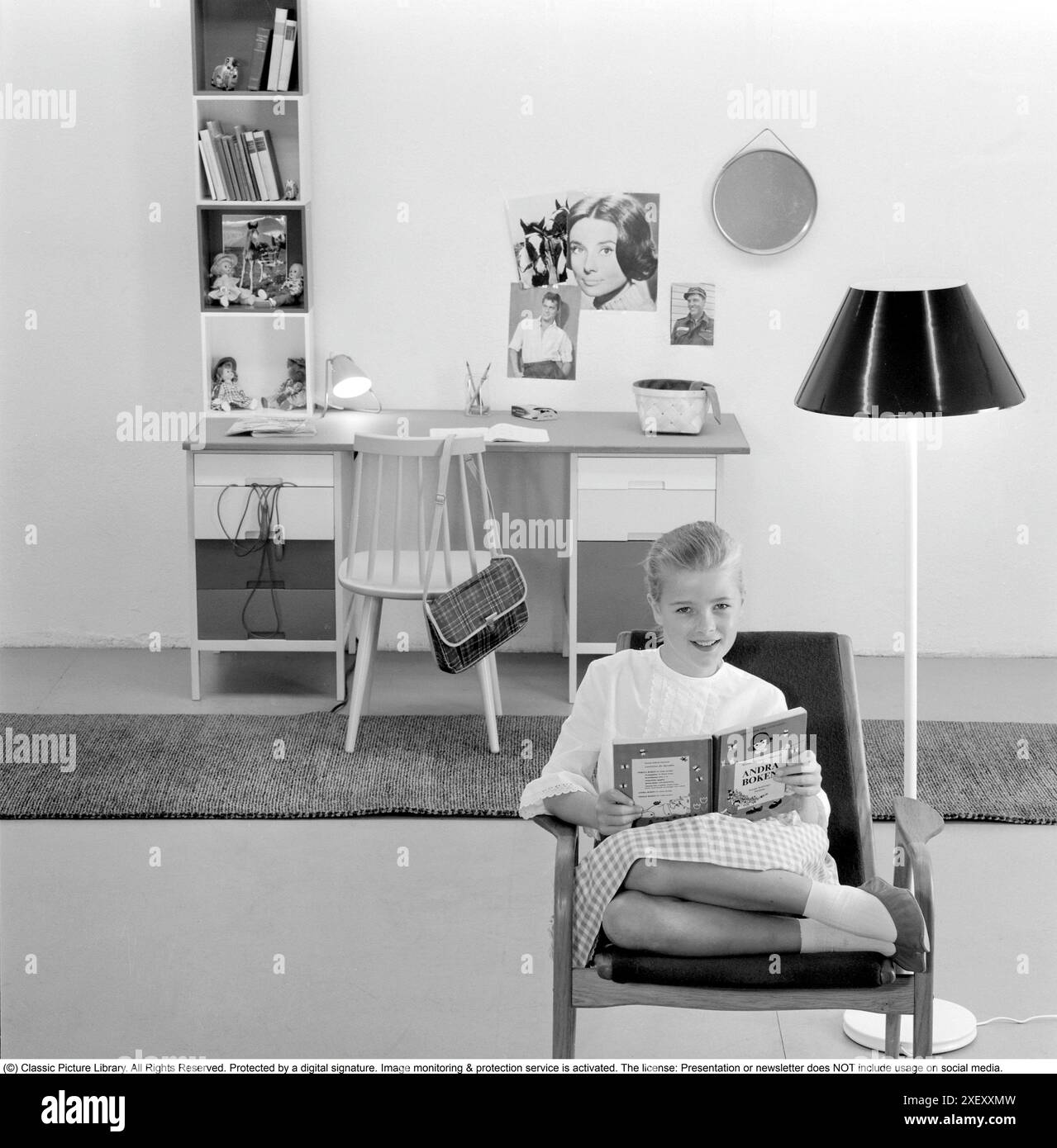 Dans les années 1960 Une adolescente dans sa chambre typique des années ...