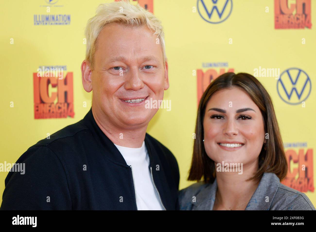 Jens Knossi Knossalla mit seiner Verlobten Lia Mitrou beim Fan ...
