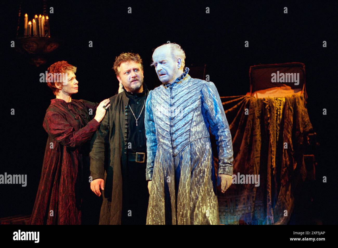 Hamlet 'voit' le fantôme de son père - de gauche à droite : Sara Kestelman (Gertrude), Simon ...