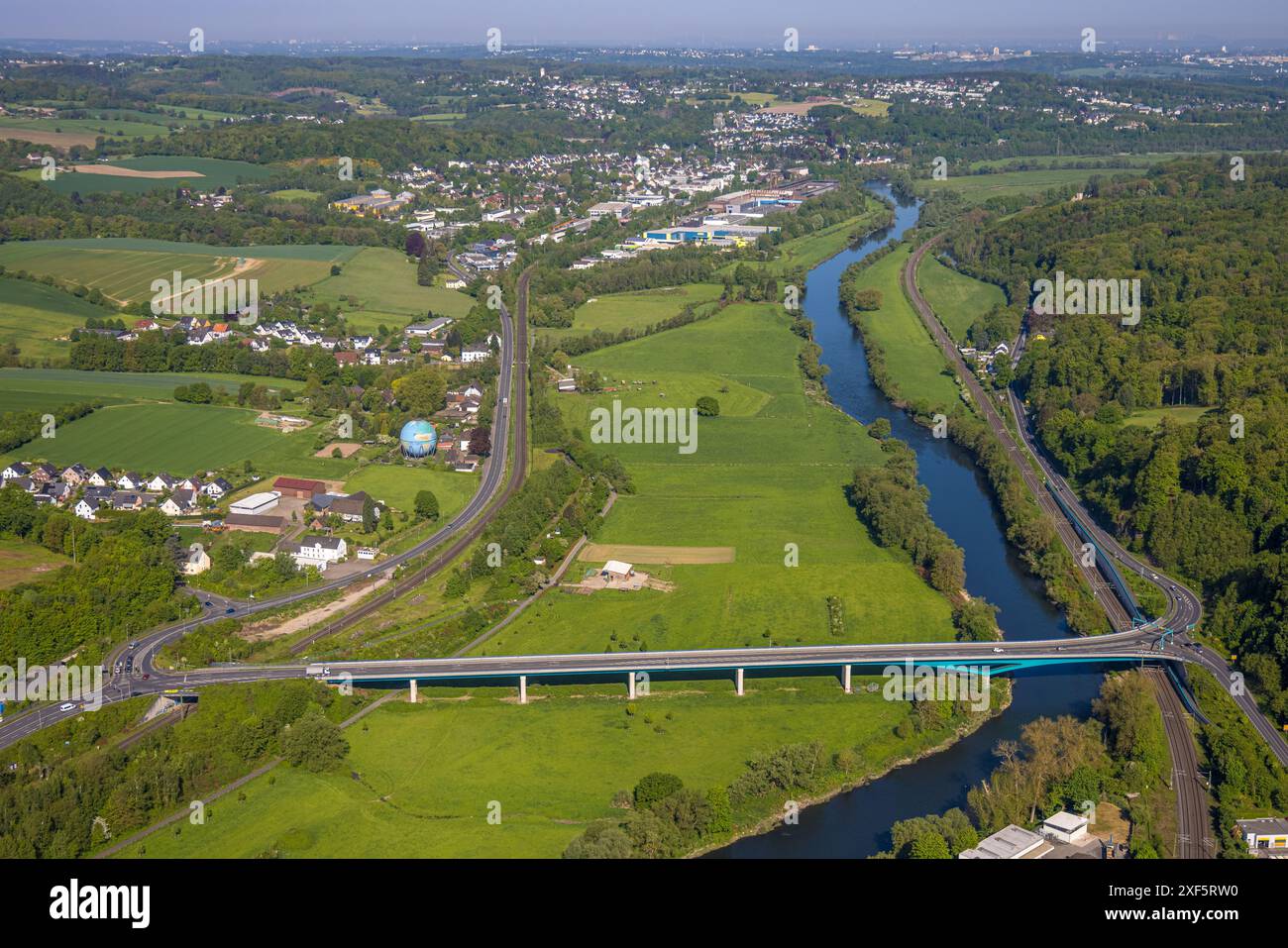 Vue aérienne, New Ruhr Bridge Wetter avec la rivière Ruhr et les ...