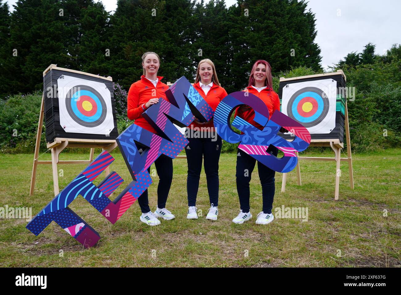 Penny Healey, Megan Havers et Bryony Pitman lors de l'annonce de l ...