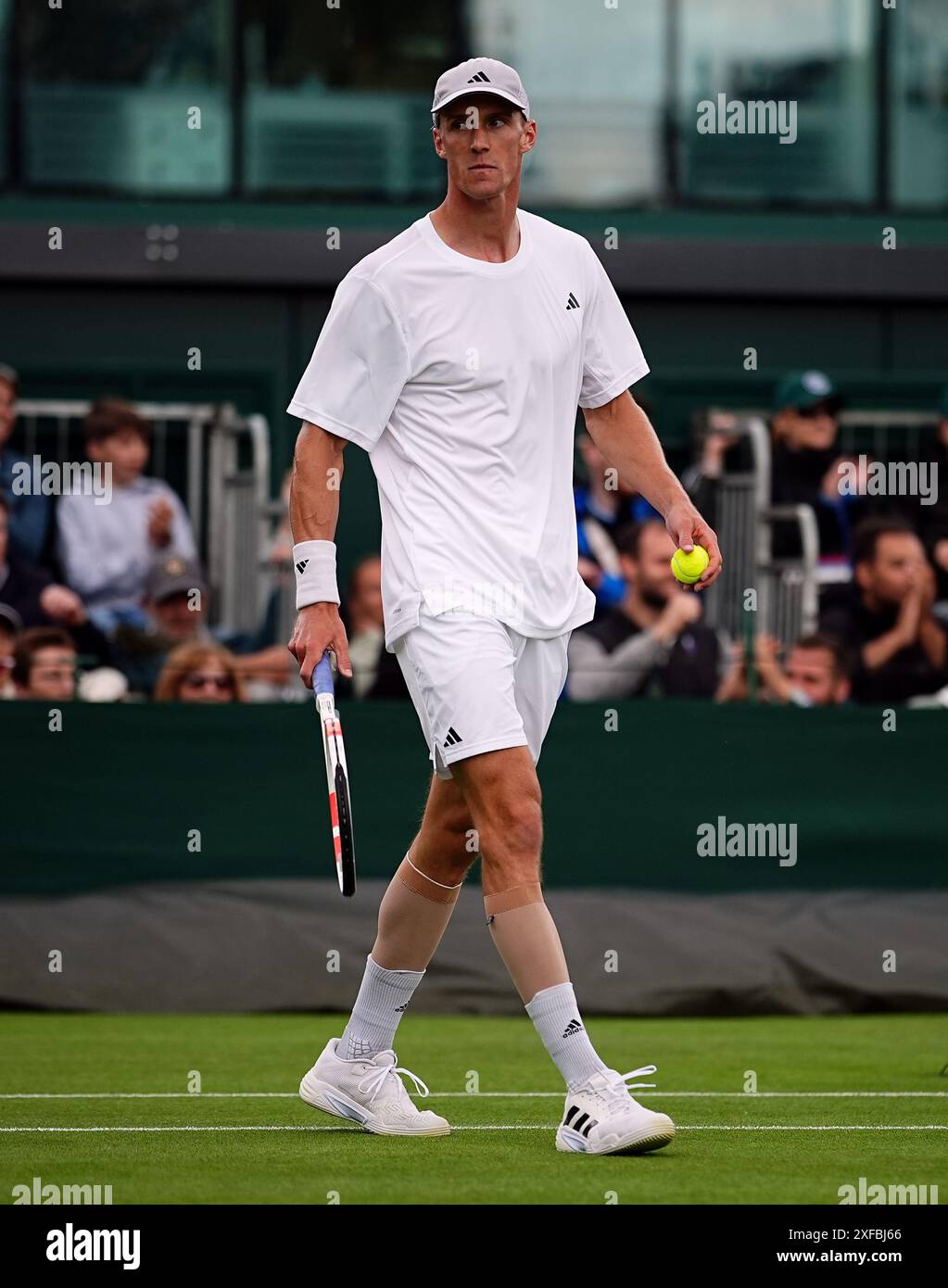 Jan Choinski après avoir perdu contre Luciano Darderi (non représenté ...