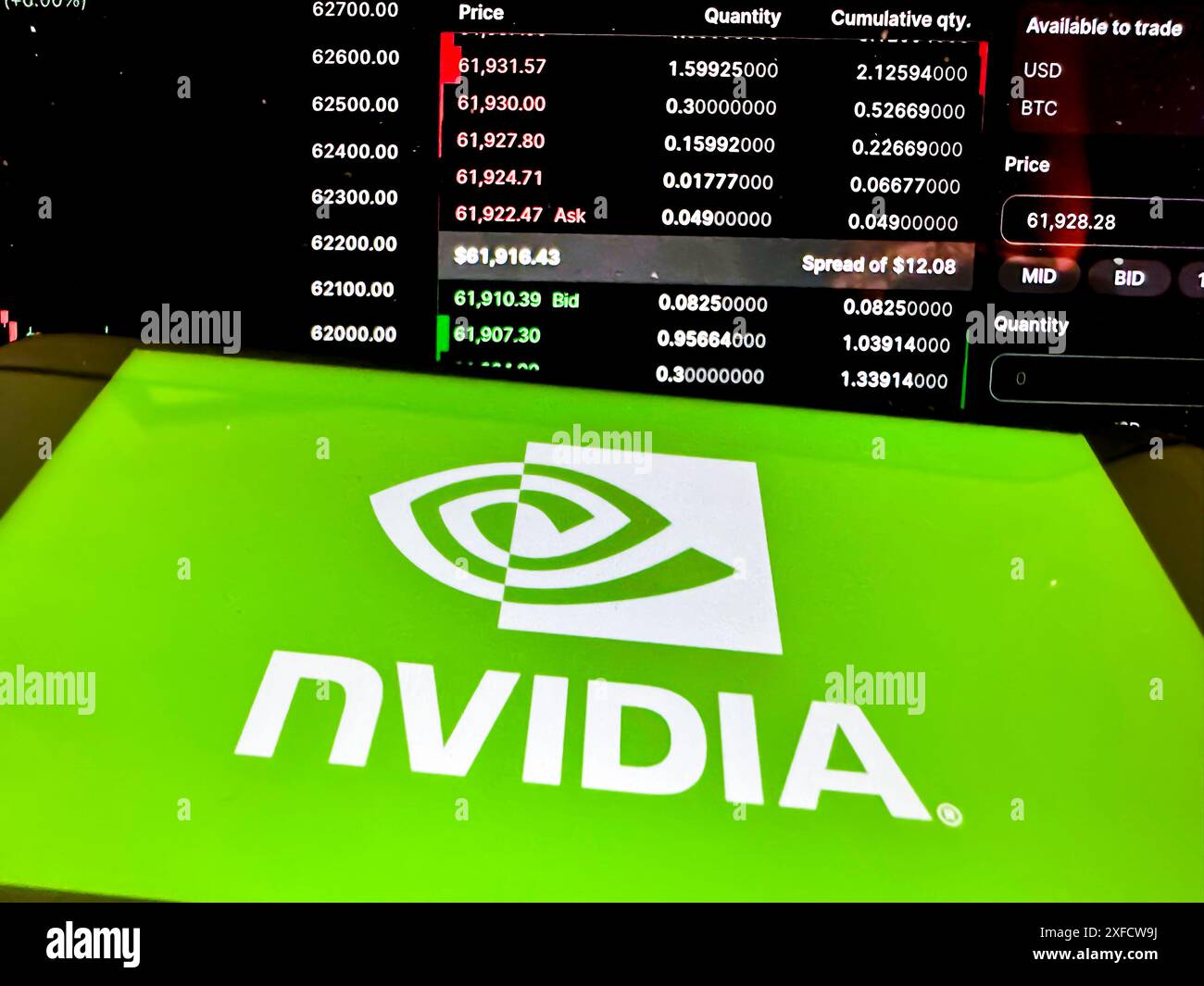 San Francisco, Californie, États-Unis. 2 juillet 2024. Logo NVIDIA avec un écran de trading ...