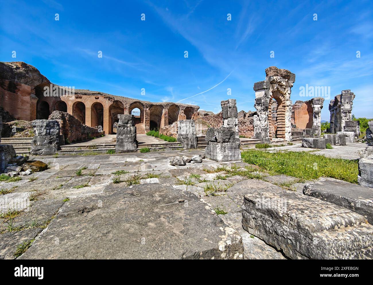 Construit avant même le Colisée et probablement un modèle pour lui, l ...