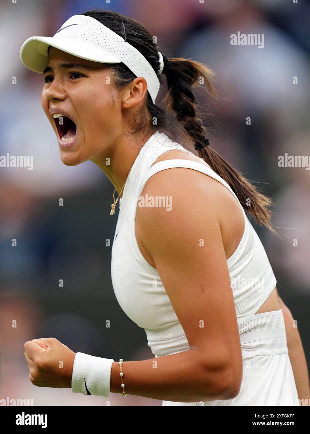 Emma Raducanu célèbre avoir remporté le premier set contre Elise ...