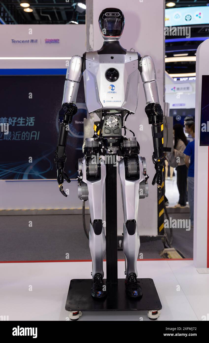 (240704) -- SHANGHAI, 4 juillet 2024 (Xinhua) -- Un robot humanoïde est ...