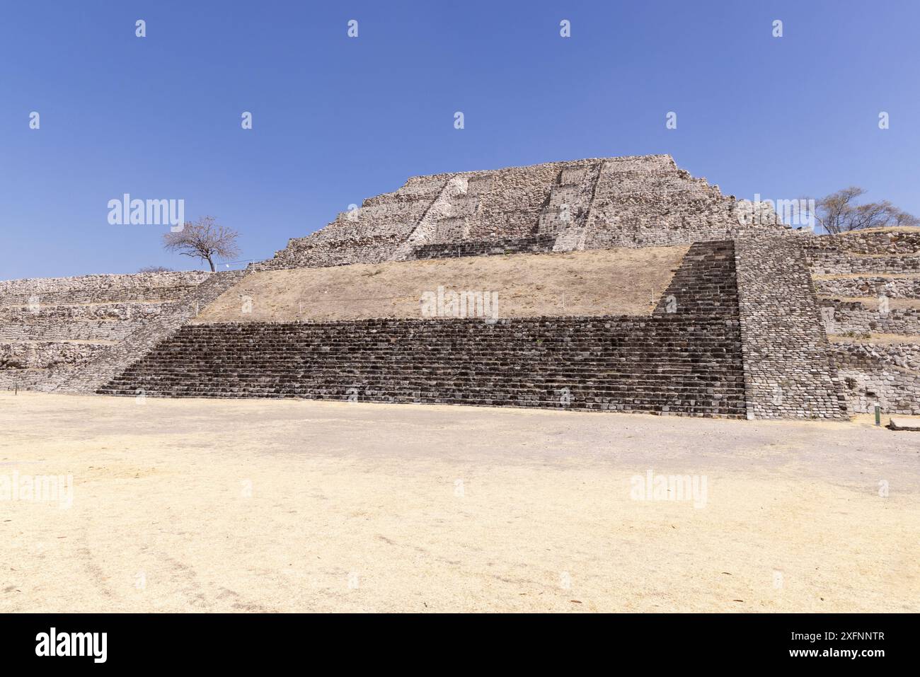 Pyramide maya en ruine sur le site archéologique de Xochicalco ...