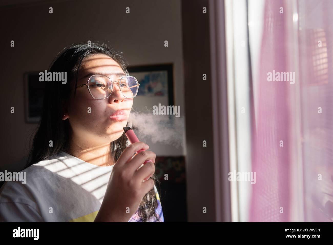Femmes asiatiques fumant Banque de photographies et d’images à haute ...