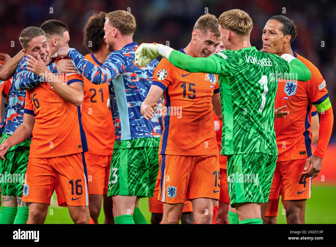 Niederlande jubelt ueber SIEG, Virgil van Dijk (Niederlande, #04), Bart Verbruggen (Niederlande ...