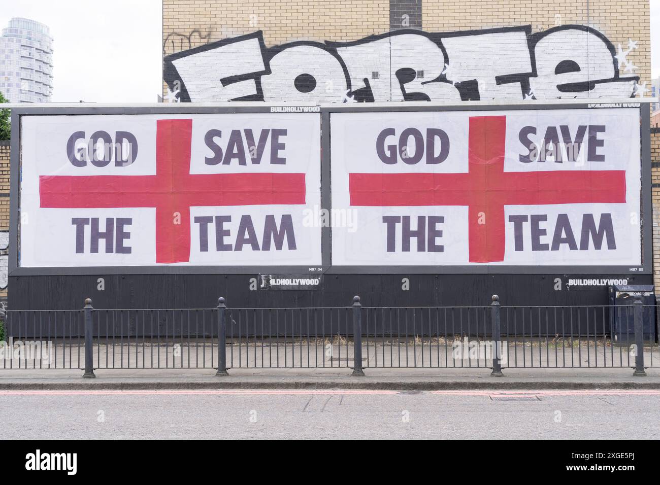 Le géant du panneau d'affichage Dieu sauve l'équipe sur les drapeaux ...