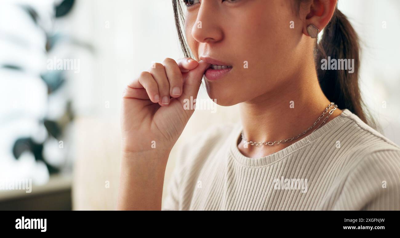 Femme, maison et doigt mordu pour penser ou stress avec anxiété ou ...