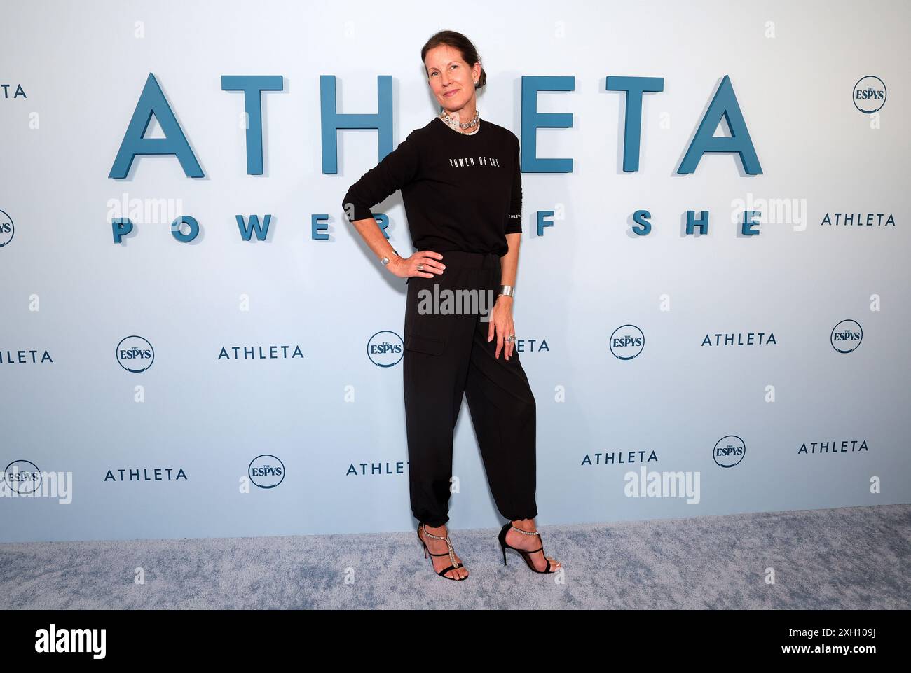 BEVERLY HILLS, CA - Julia Leach au déjeuner Athleta Power of She le 10 ...