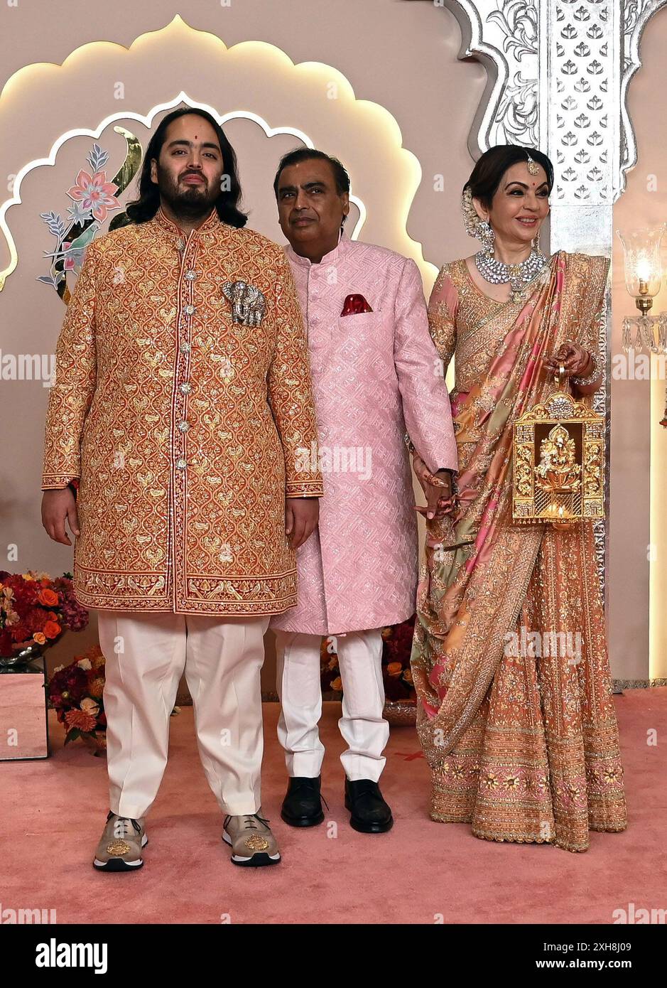 MUMBAI, INDE - 12 JUILLET : Neeta Ambani, Mukesh Ambani et Anant Ambani ...