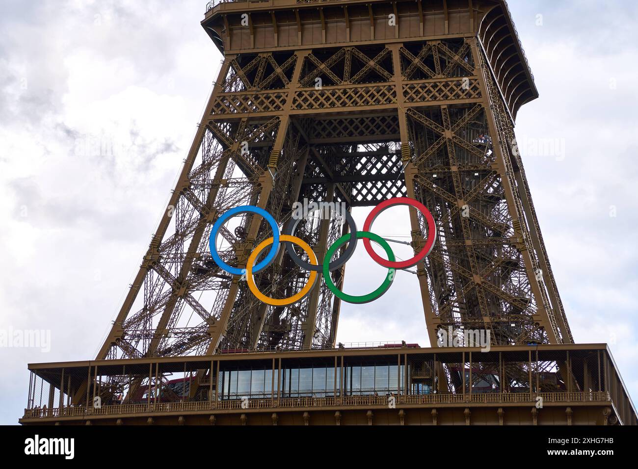 Paris, France - 13 juillet 2024 : la Tour Eiffel à Paris, ornée des anneaux olympiques, signe ...