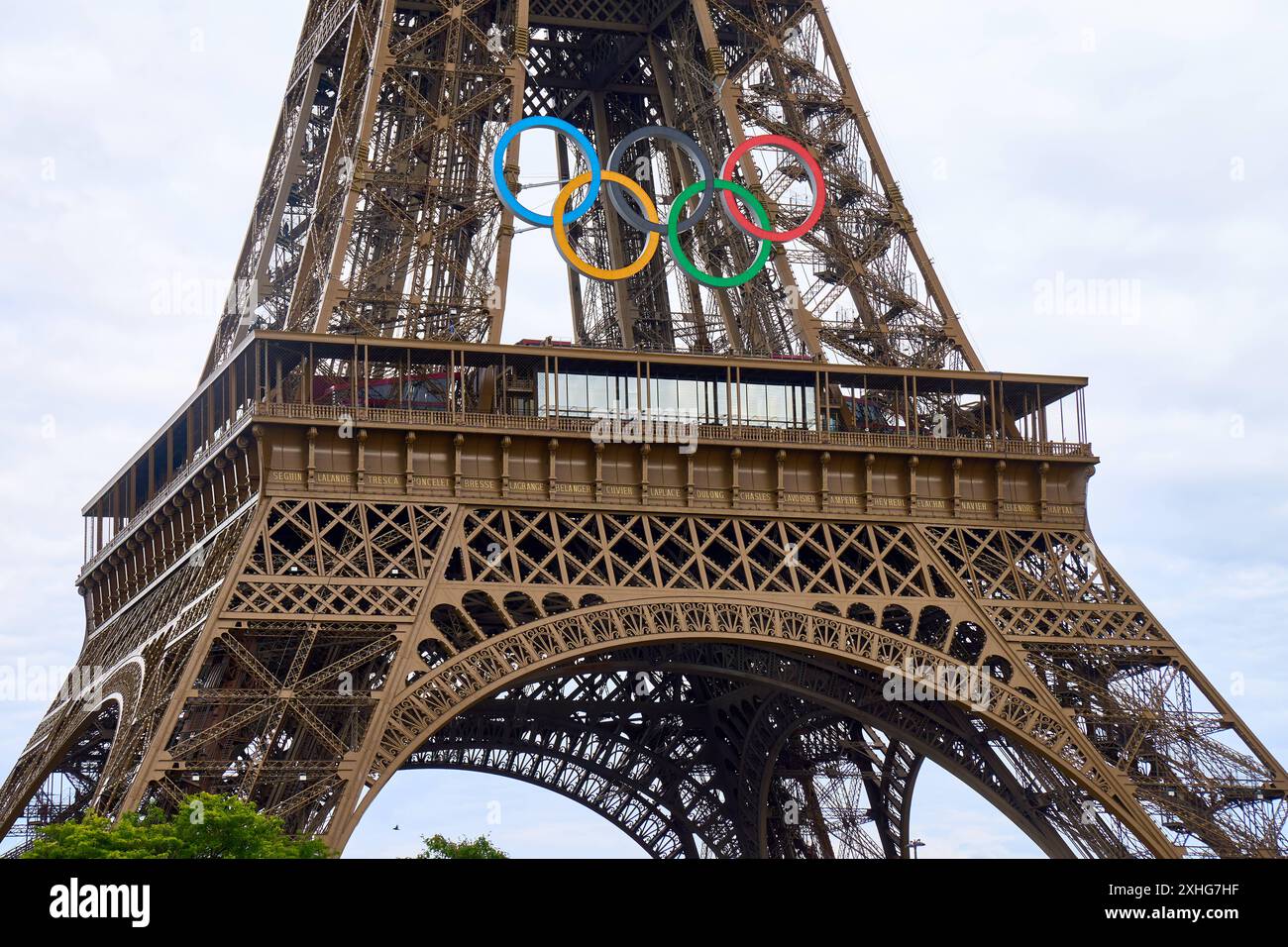 Paris, France - 13 juillet 2024 : la Tour Eiffel à Paris, ornée des anneaux olympiques, signe ...
