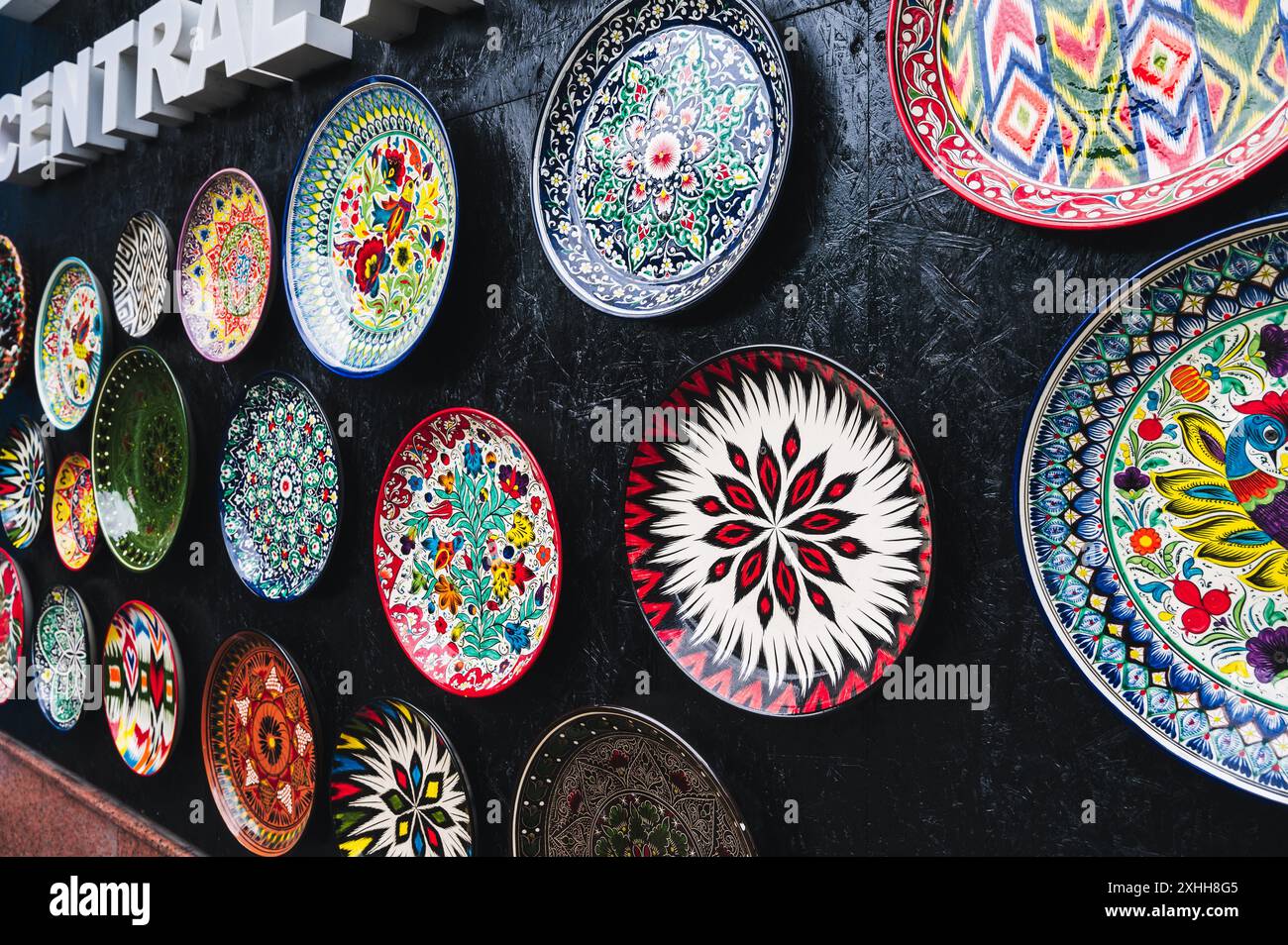 Assiettes traditionnelles ouzbèkes lyagans sont décorées avec des ...