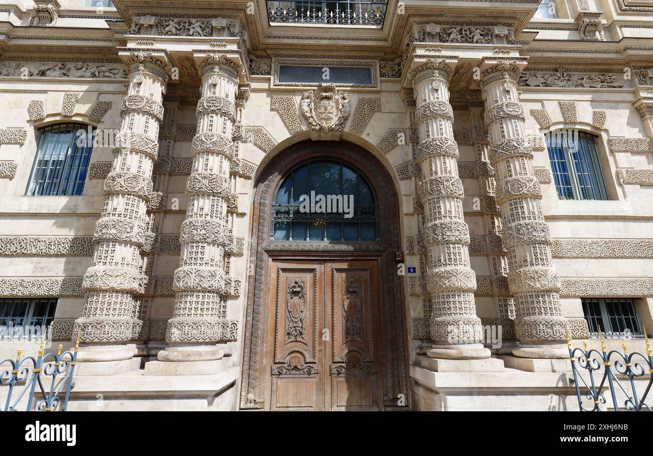Louvre avant pyramide Banque de photographies et d’images à haute ...